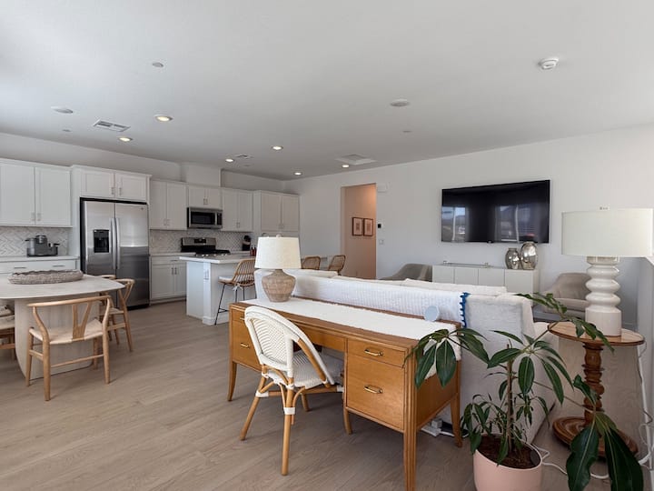 Water St 15 Min Airport: 2 Bd | Pets | King | Ev - Henderson, NV