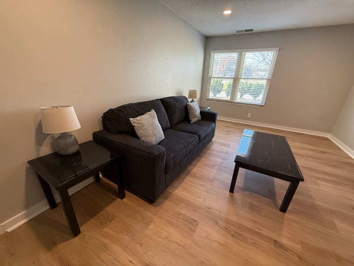 Central Apartment W/ Free Parking & Fast Wifi - Omaha, NE