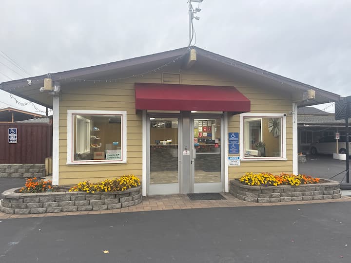 Family-friendly 2-br Apartment - Medford, OR