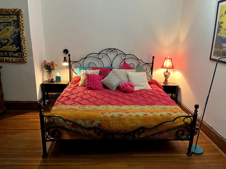 Sunny Room In Downtown Victorian - Pittsfield, MA