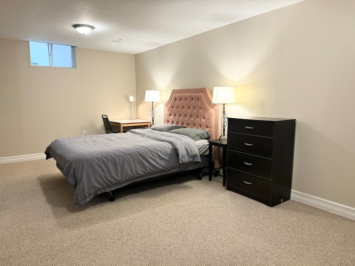 Spacious Bedroom W/ Private Bath - Waterloo