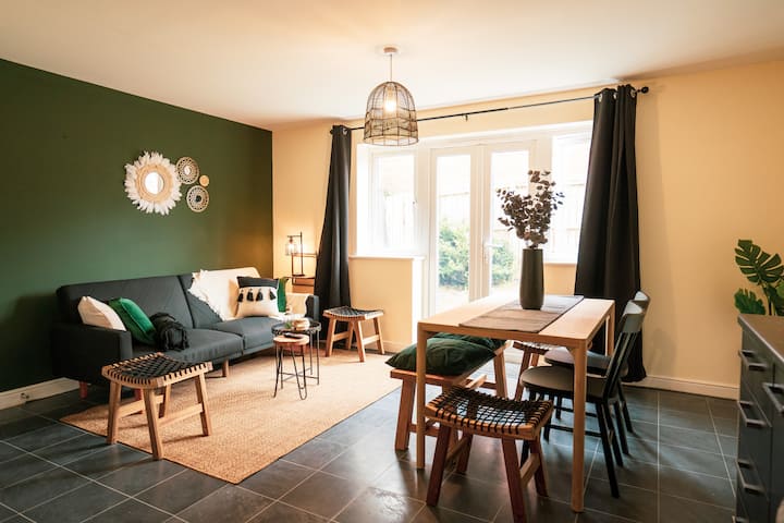Spacious 6-br Home-suits Contractors - Leeds