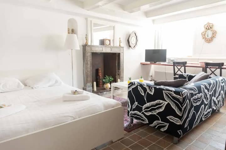 Studio/ Souterrain Apartment Located At Canal! - Amsterdam