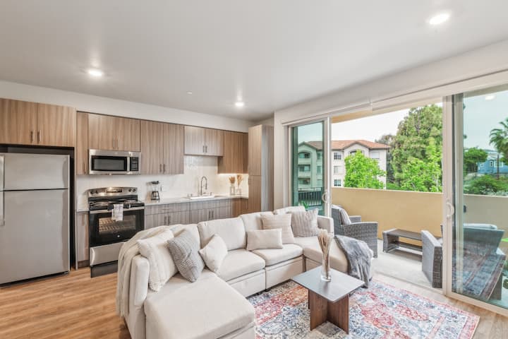 Spacious 3bd/2ba Modern Apartment Near Everything! - San Diego, CA