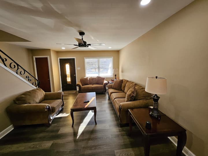 Cozy Brick Townhome In Camden - Camden, NJ