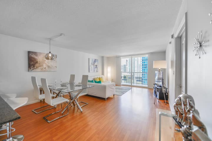 Pool View High Rise Condo + Balcony/free Parking - 