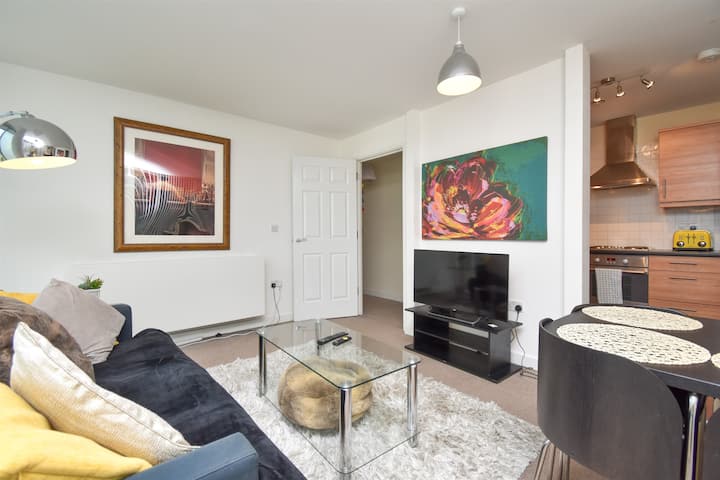 City Centre Flat - Free Parking, Skytv & Fast Wifi - Milton Keynes