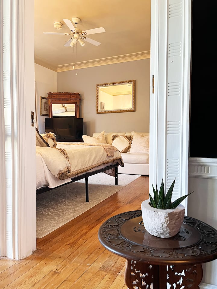 Clonmel Castle- Queen A - Full Bath Across Hall - Simcoe