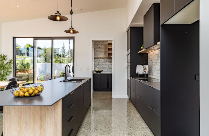 Modern House Convenient Location - Mangawhai