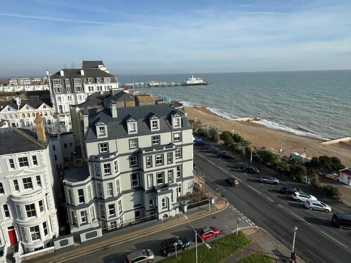Single Sea View | Oyo West Rocks Townhouse - Eastbourne