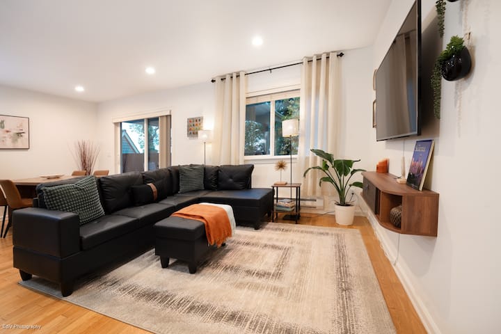 Entire Home With Lake Views - Seattle, WA