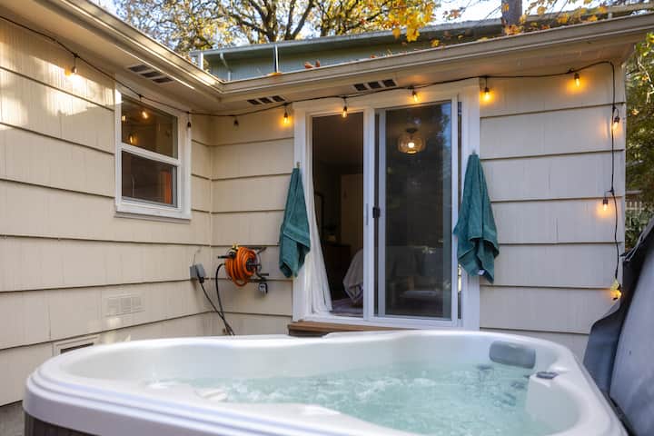 Fox Hollow Hideaway Hot Tub & Trails Nearby - Eugene, OR