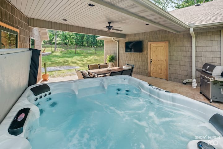 Rustic Luxury Cabin - Hot Tub, Fire Pit, Ping Pong - Beaver Lake, AR