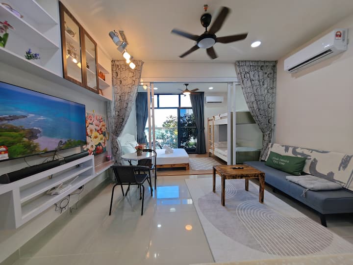 The Shore 1 Br With Balcony / Pool & Seaview - Kota Kinabalu