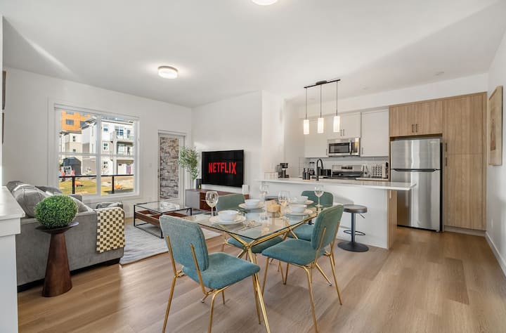 King Bed » Garage » Ac » Full Kitchen » 65" - Calgary