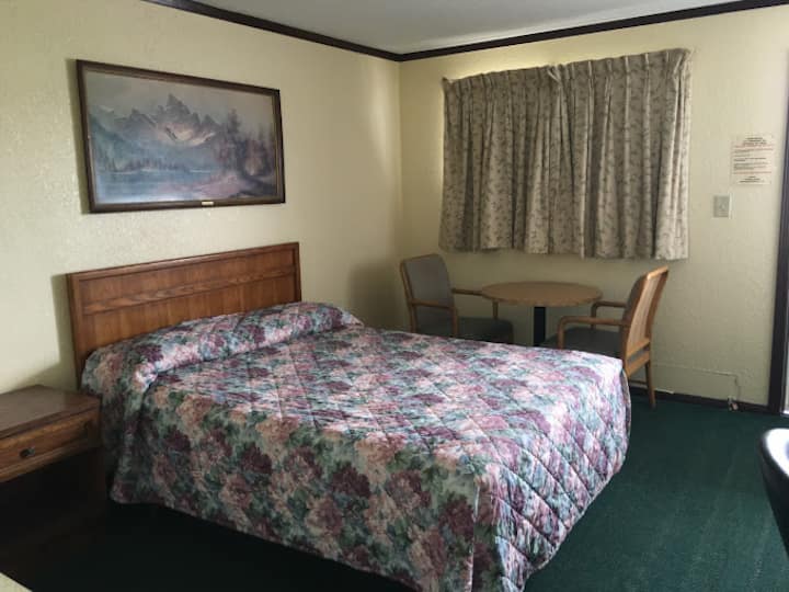 King Bed Non-smoking | Capri Motel By Oyo Elwood - Saint Joseph, MO