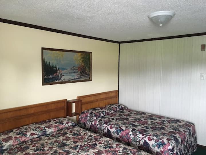 2 Full Beds Nonsmoking | Capri Motel By Oyo Elwood - Saint Joseph, MO