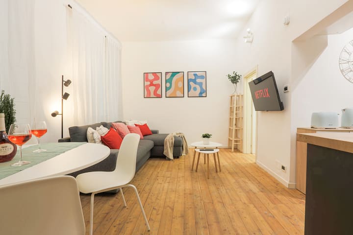 Walk Score 99| 1g Wifi | Netflix | Memory Foam Bed - Genoa