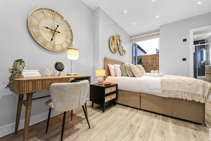 Unwind In Style—the Ultimate Studio Getaway! - Harrow