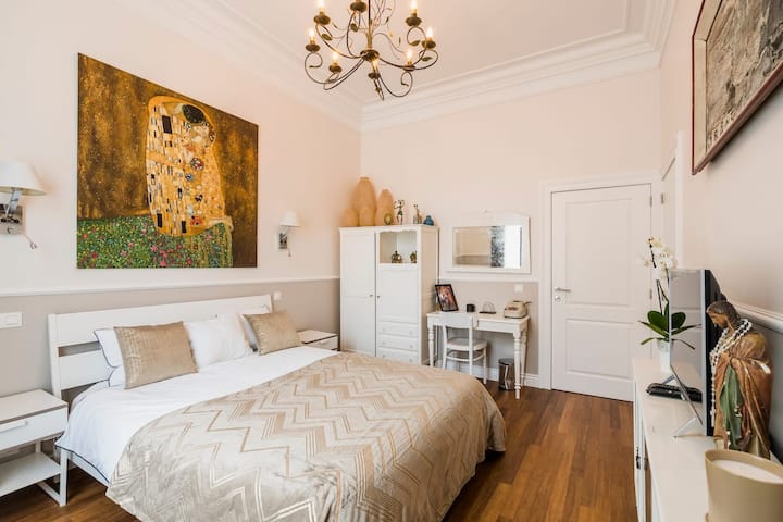 Quiet In A 19th Century House - Bruselas