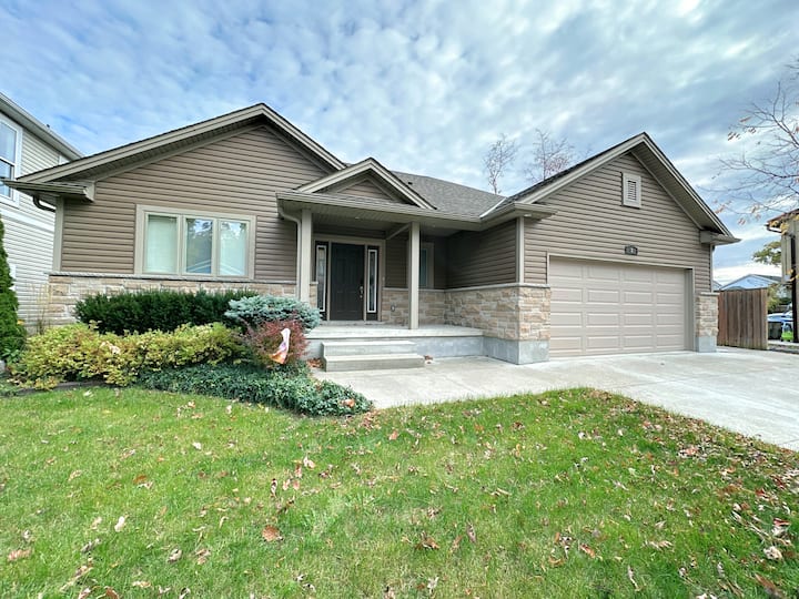 The Queen's Cottage - Grand Bend