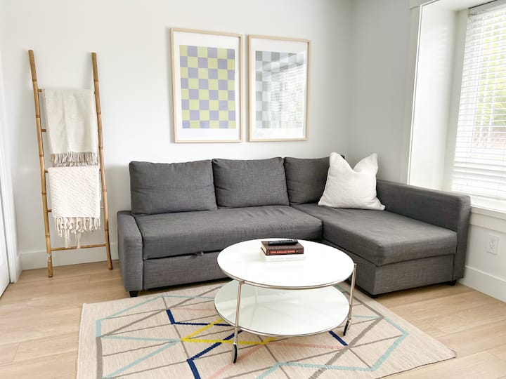 Clean Modern Suite, Parking - Vancouver