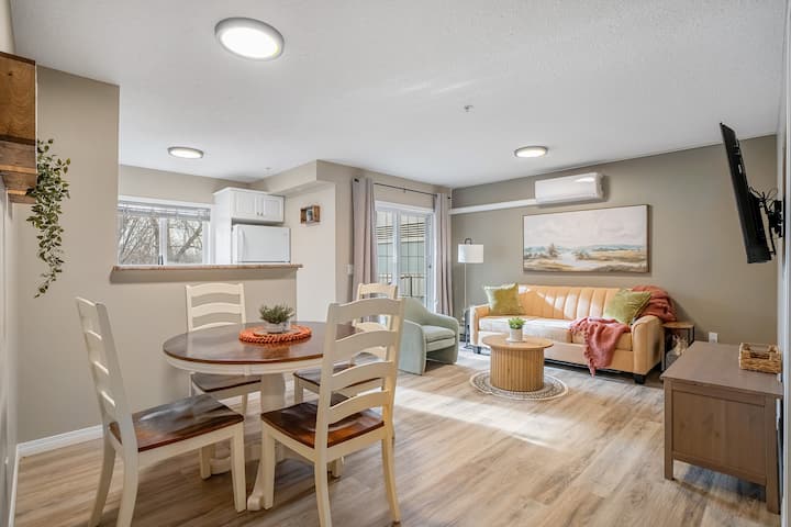 2br Condo Dt Near Saddledome, Ug Parking, Ac - Calgary