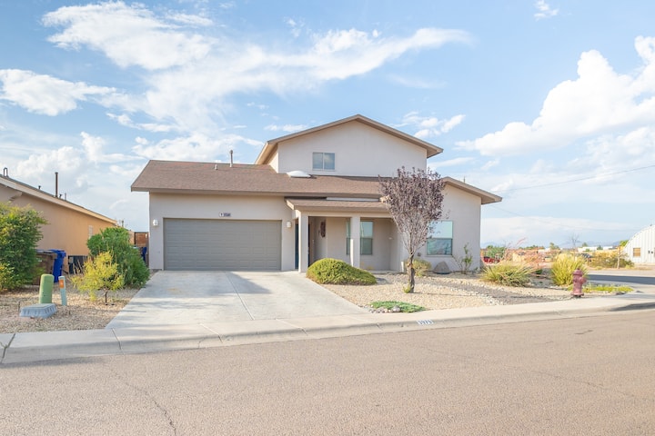 Charming 4-bed Home & Koi Pond - Las Cruces, NM