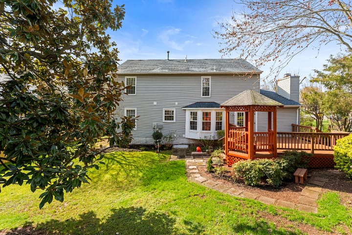 Spacious 4bd/3.5ba Home In Quiet Neighborhood - Manassas, VA