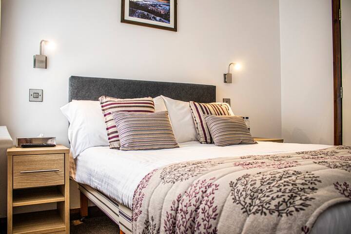 Double Room With En-suite Shower And Toilet - Rostrevor