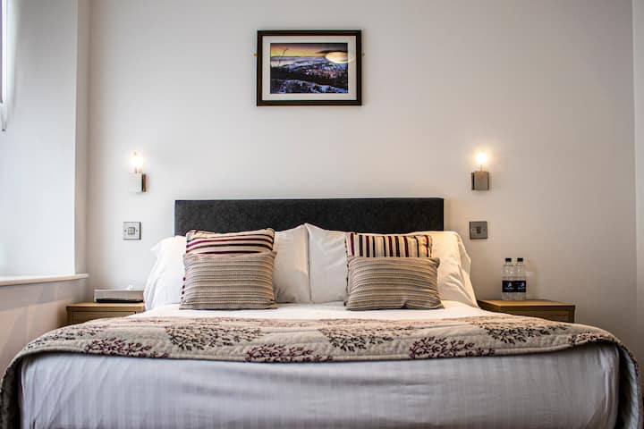 Double Room With En-suite Shower And Toilet - Carlingford