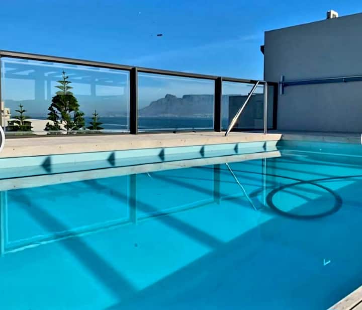 Seascape - Beach  Apartment With Mountain Views - Parklands