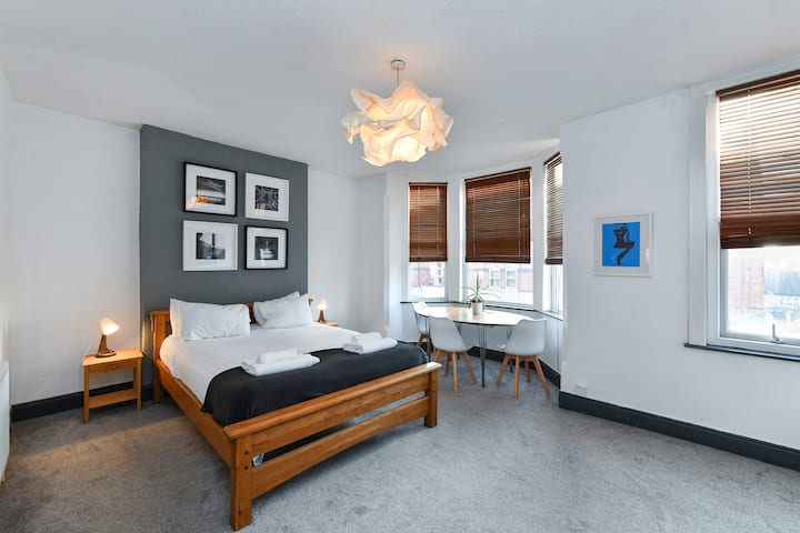 5-br Home Featuring Art And Photography Collection - Nottingham