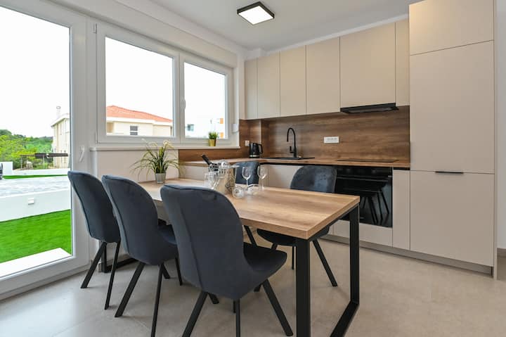 Smash Apartments For 12 - Karlobag