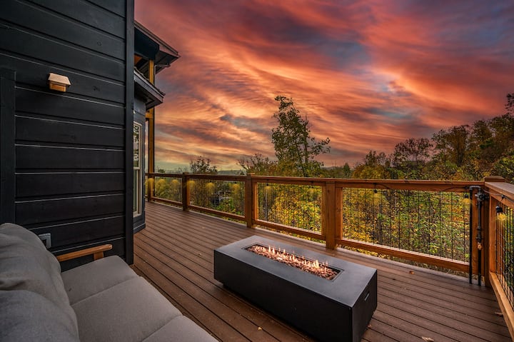 Luxury Family Retreat With Swim Spa - Gatlinburg, TN