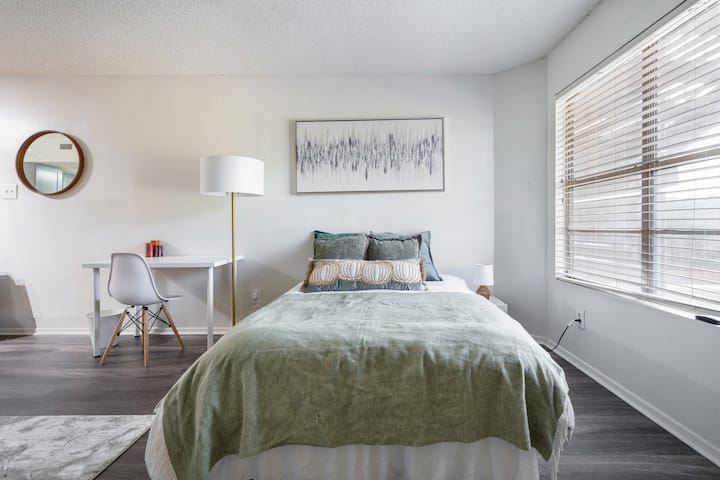 Studio With Private Kitchen - Austin, TX