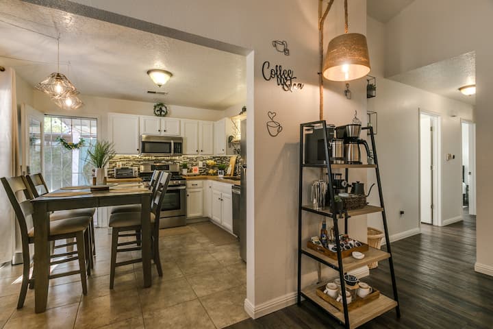 Cozy Stylish 3br Retreat | Prime Location Stay - Corrales, NM