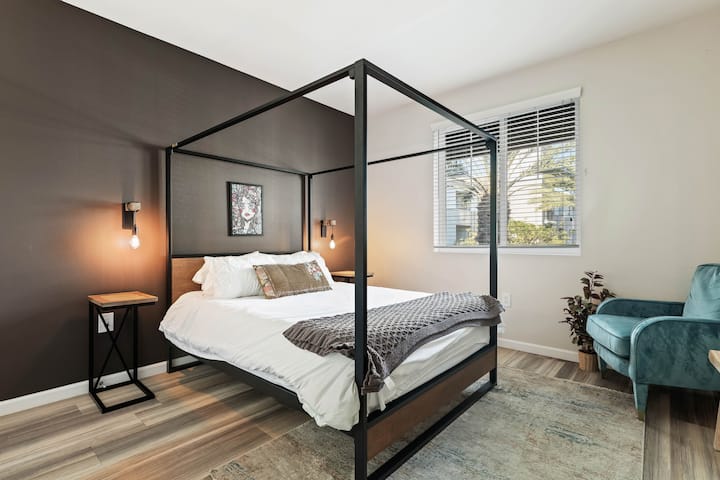 Charming Home W/ Modern Amenities | Mins To Sna - Tustin, CA
