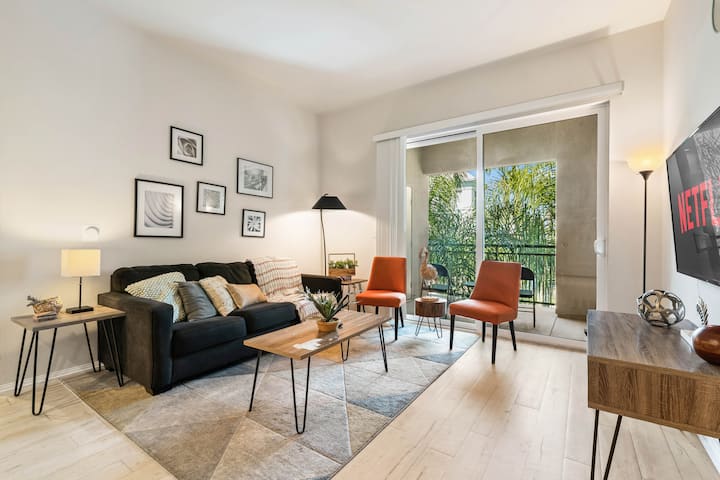 Stylish 2bd Getaway | Central Oc | Pool, Gym & Bbq - Costa Mesa, CA