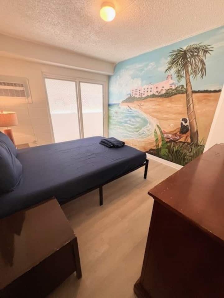 Private Room With Kitchen And Separate Living Room - Honolulu, HI