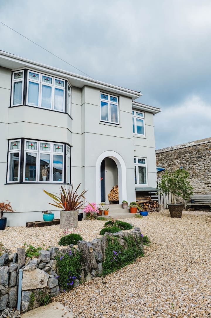 Stylish Modern Home W' Big Garden & Log Fireplace - Plymouth