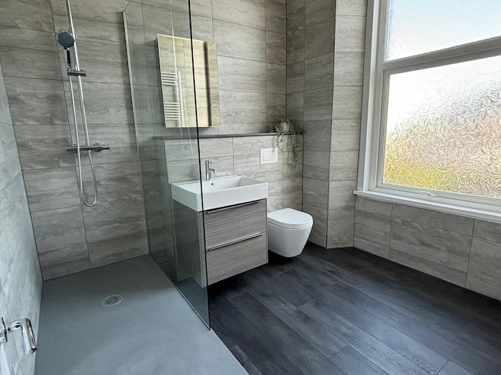 Stylish 2 Bedroom Maisonette - Plymouth