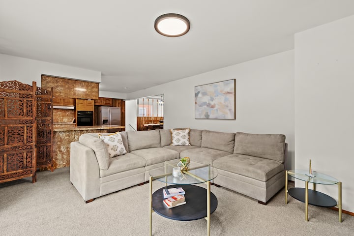 Charming Home Near Target And Parks/ 2 Bathrooms! - Westland, MI