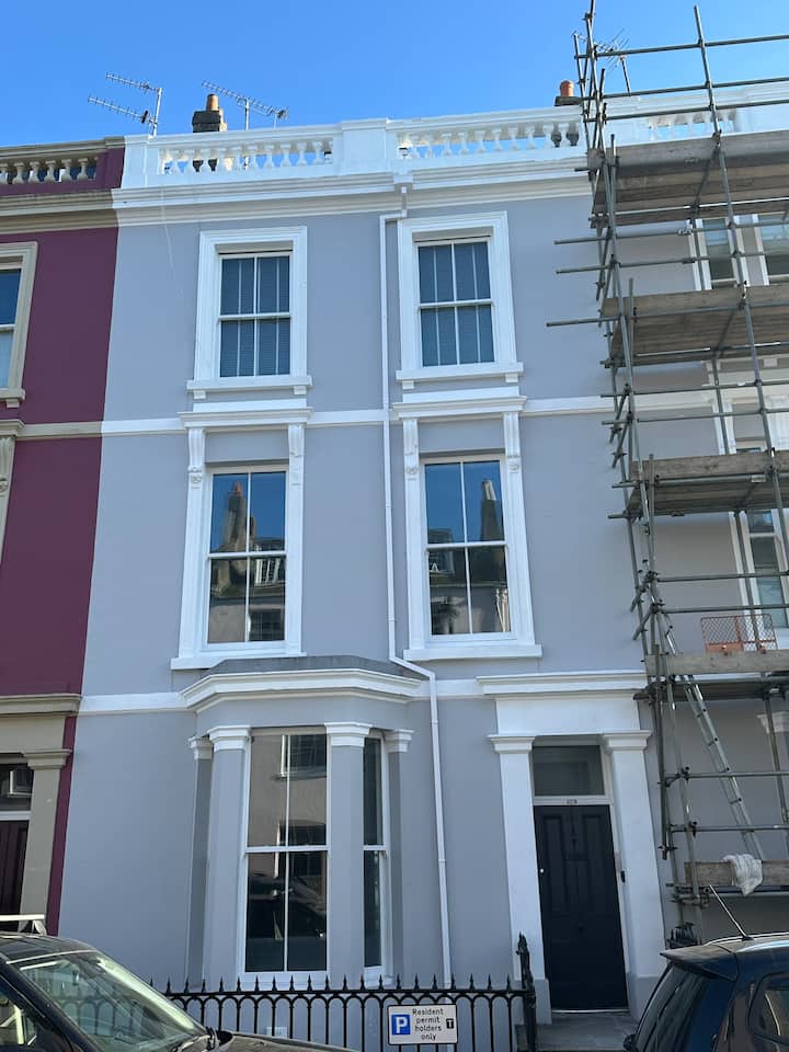 Beautiful 5 Bedroom House - Plymouth