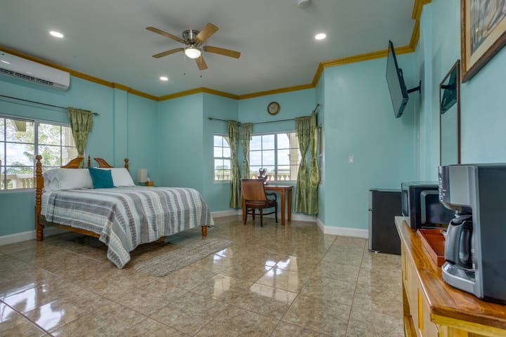 Benjamin's Hillview Manor - Room 5 - Belize