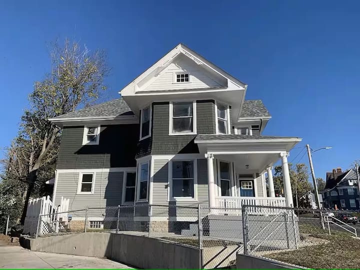 Spacious 4 Bedroom, 2 Full Baths Clean House - Hamilton