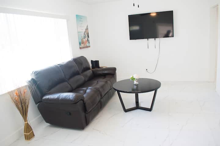New! 4/2 Home Near St Pete Pier - St. Petersburg, FL