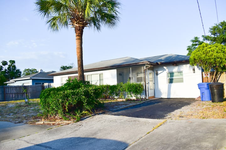 New! 4/2 Home Near St Pete Pier - St. Petersburg, FL