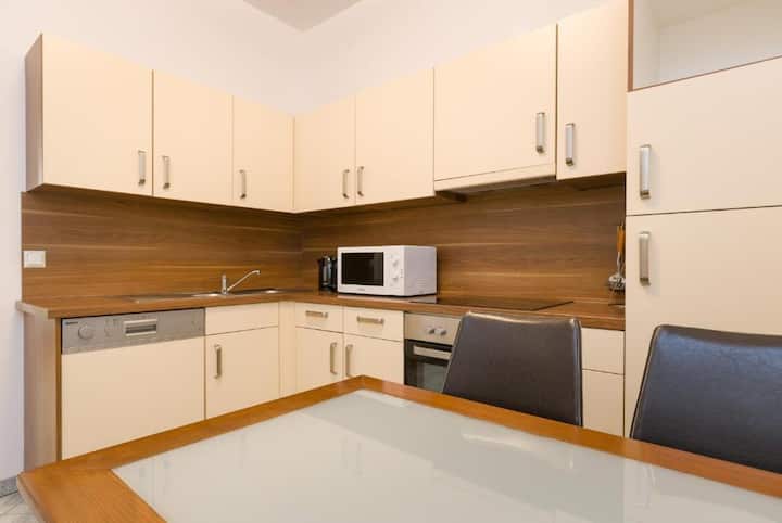 Elegant 3-bedroom Balcony For 7 - Viena