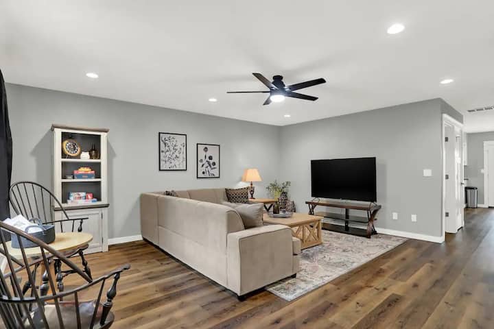 Completely Remodeled Condo - ブルーミントン, IN
